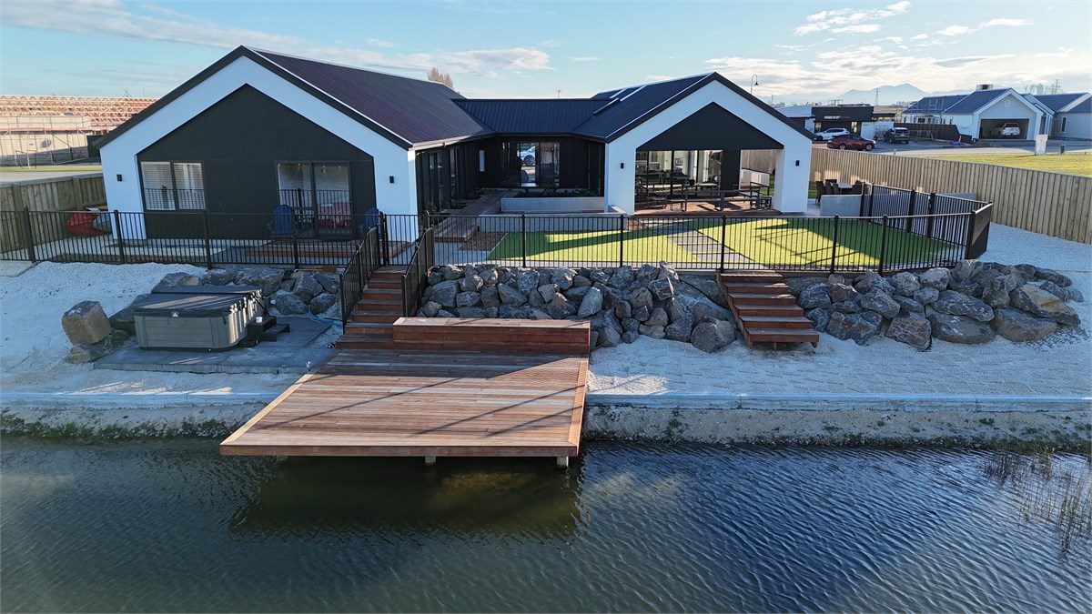 Waterfront with Games Room and Spa - Ashburton Residential House for ...