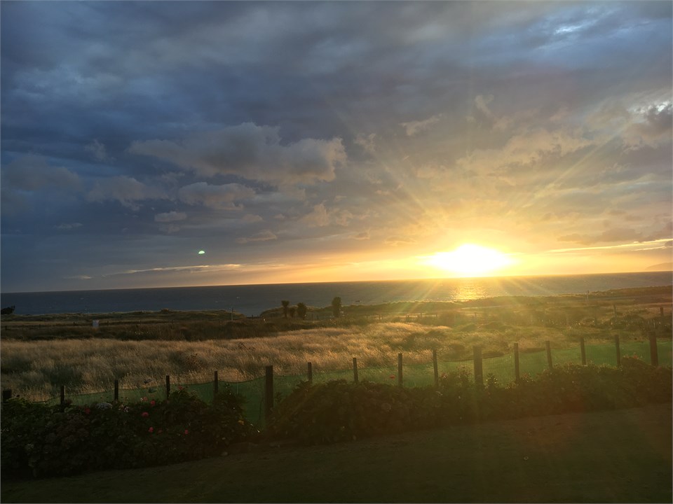 Stunning sea views- Kiwi Bach beach escape for the family!! - Ngawi ...