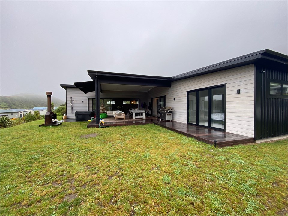 Mahia Bach with Spa - Mahia Beach Bach for rent | Holiday Houses